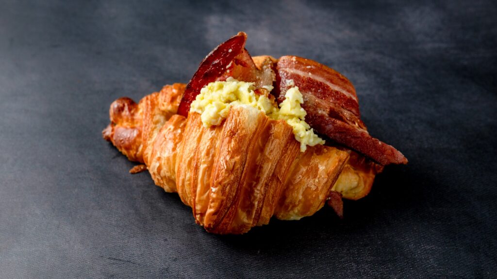Egg & Bacon croissant – Toghma